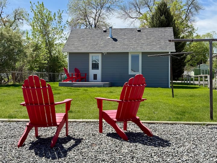 Stylish 1940s Cottage • Quiet Yard • Downtown Walk - Cody, WY