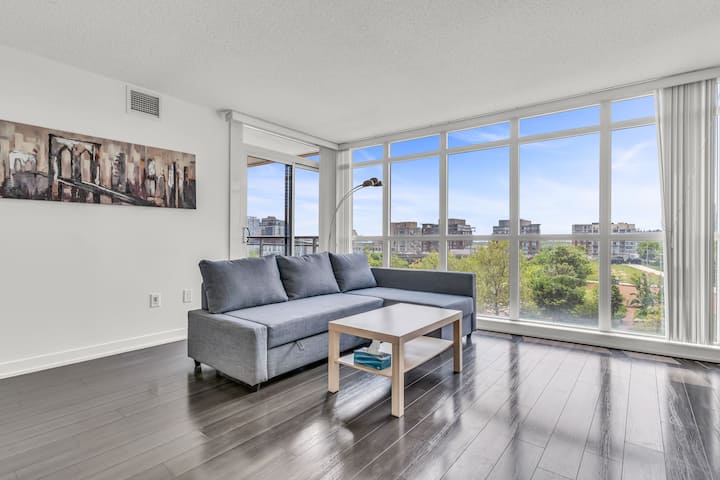 Stylish Downtown 2br With Fast Wi-fi And Parking - Toronto