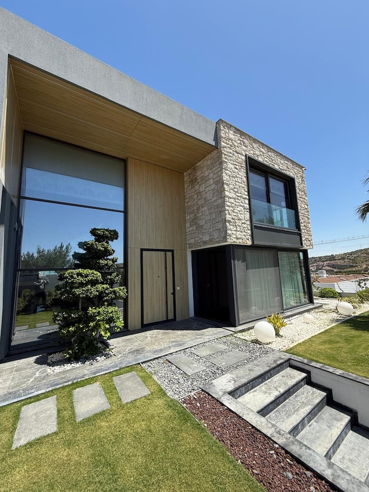 Denize Direk Cephe Havuzlu Lüx Malikane - Çeşme
