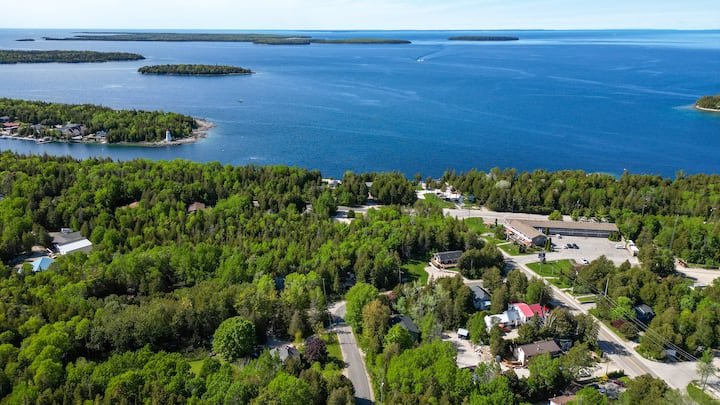 The Red Roof - Front Half -Sleeps 12 People - Tobermory