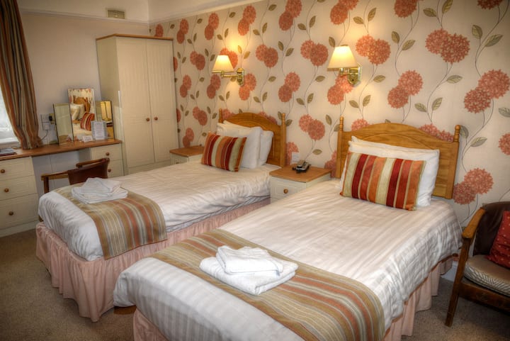 Standard Twin Seaview Room - Criccieth