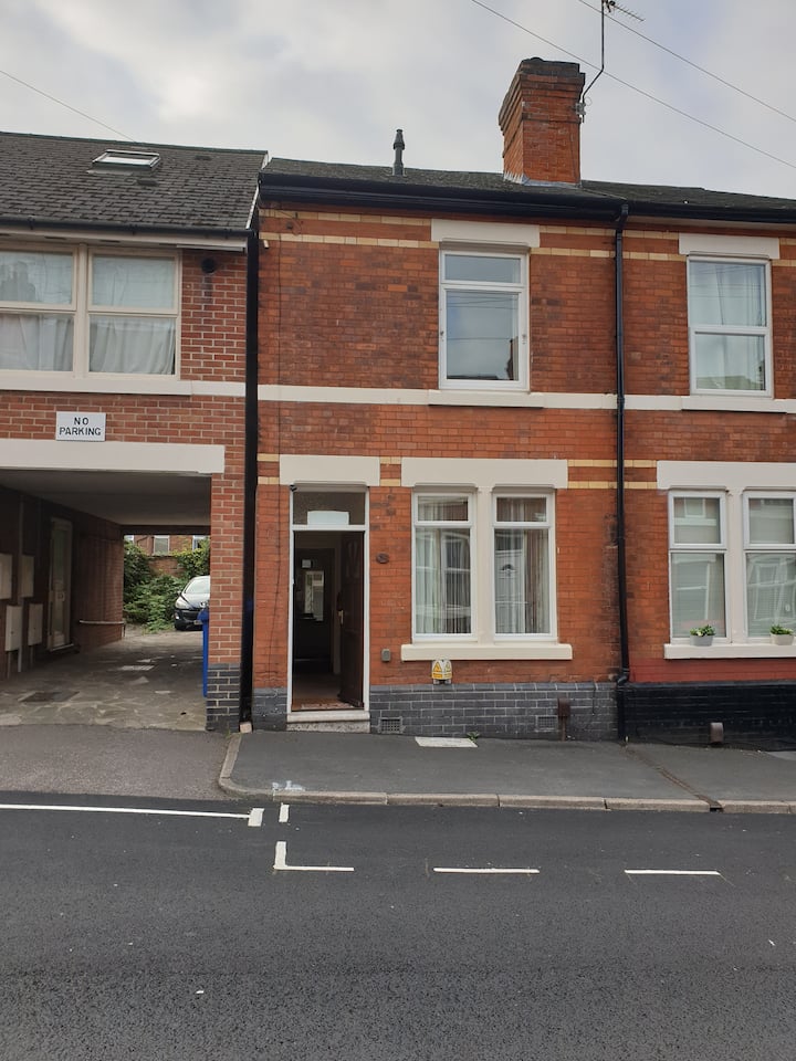 Three Bed House Near Kedleston. - イギリス ダービー