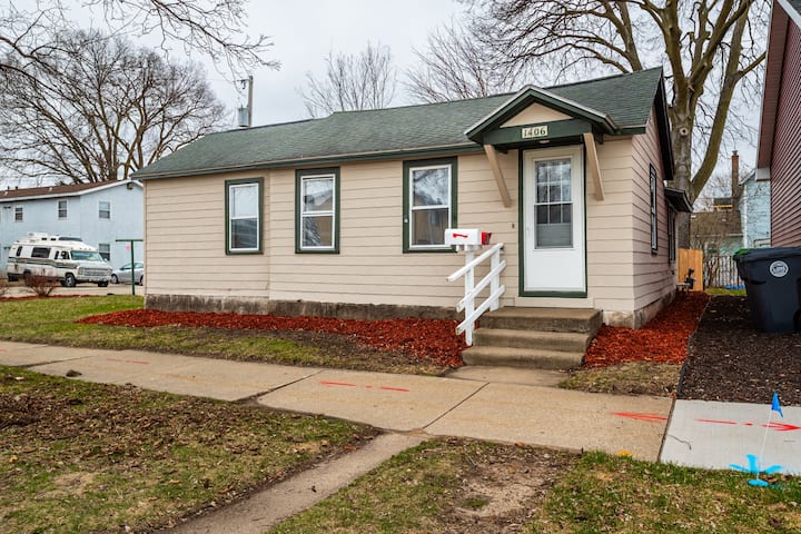 Charming Cottage Near Downtown! - La Crosse, WI