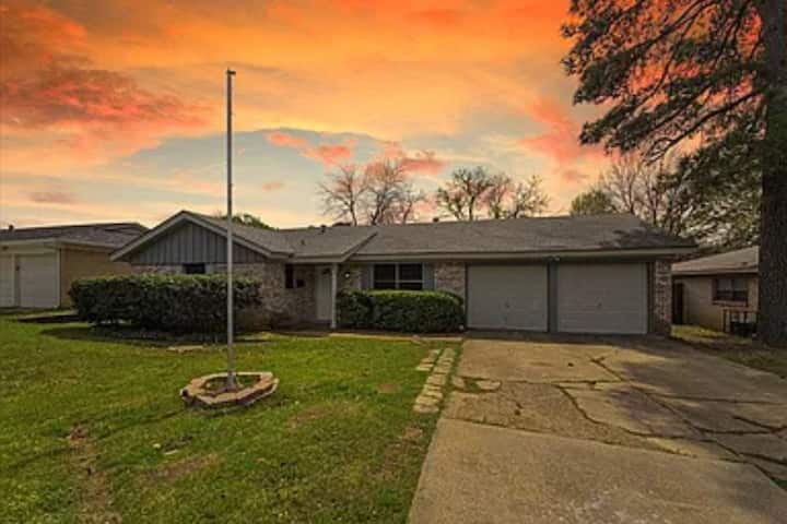 Euless Exec Stay | 4br W/ Backyard & Parking - Euless, TX
