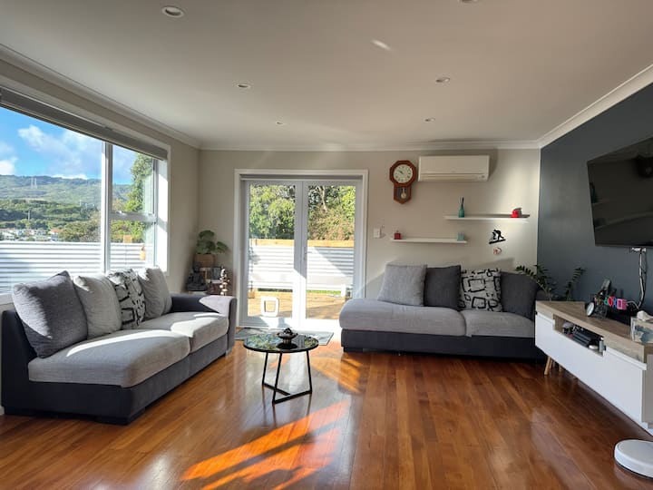 Bright & Peaceful House + Views - Wellington