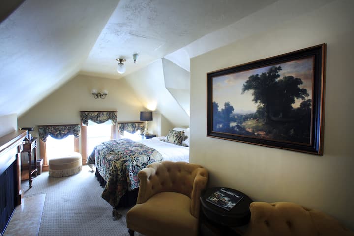 Queen Bed Near Beach - Monterey, CA