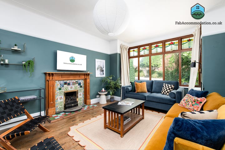 Large & Stylish-3bed-sleeps 6-by Fabaccommodation - Bristol