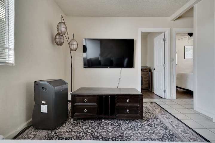 Modern 2br Apartment | Gated | Parking - 카슨