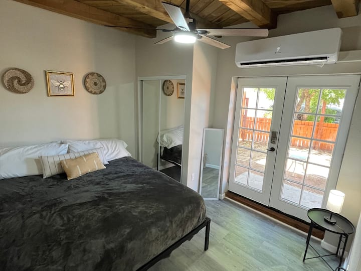 Sawmill District - Modern Apt Yard, King Bed, W/d - Albuquerque, NM