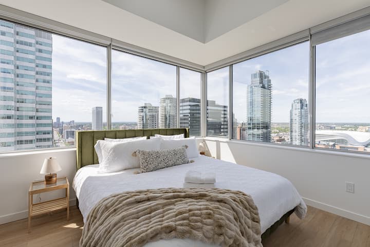 *The Emerald* 2 King Beds, Dt Views, Rogers, Ug Pk - Edmonton