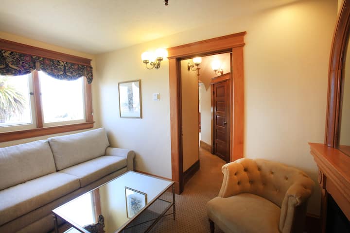Queen, Twin & Sofa Bed Plus View (Top Floor) - Carmel-by-the-Sea