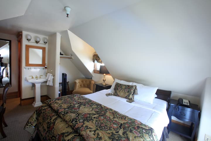 Queen, Twin & Sofa Bed Plus View (Top Floor) - Monterey, CA
