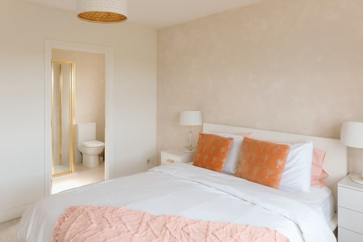 Large Double Bedroom Ensuite At The Lake House - Armagh