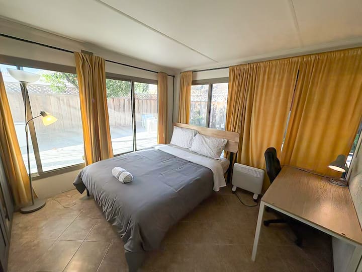 Cozy Suite W/ Desk, Fast Wifi Near Silicon Valley - San Jose, CA