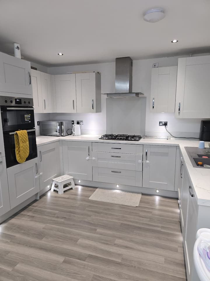 A Spacious Double Room In A Lovely Home. - Wakefield