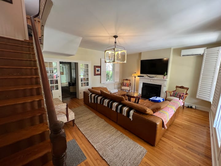 Historic Downtown Home W/ Yard - Frederick, MD