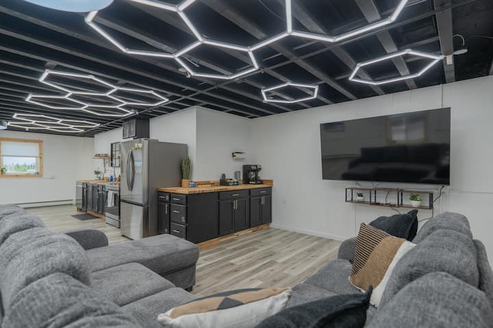 The Grind & Unwind Loft W/wifi - Fairbanks, AK