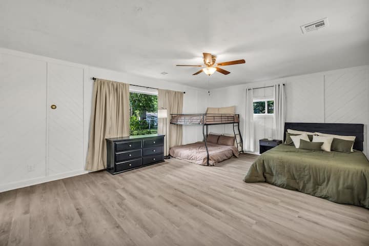 5 Minutes To Expo-tvs In All Bedrooms-fully Fenced - Tulsa, OK