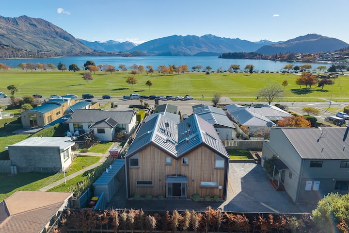 Stunning Lake View Apartment #2
3 Bed, 3 Bath - 와나카