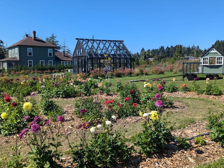 Woodside Farm Country Inn - Sooke