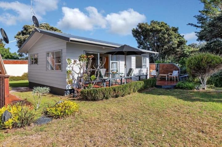 The Boat Shed - Waterfront Bach At Harbour Lights - Ruakākā