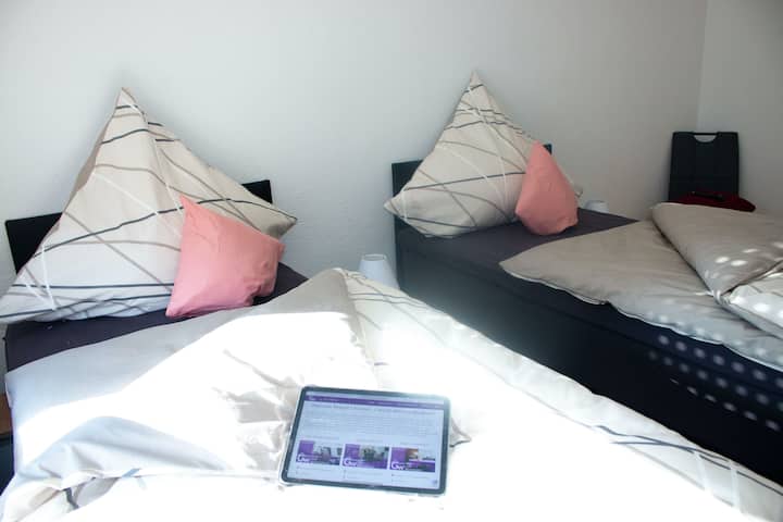 Haus Mit 17 Betten & 3 Küchen - Mönchengladbach