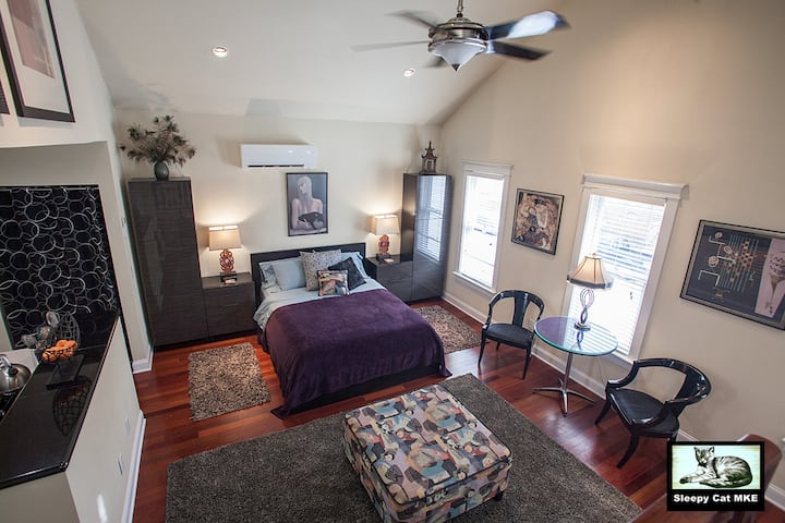Clock Tower Loft Close To Key Attractions - Milwaukee, WI