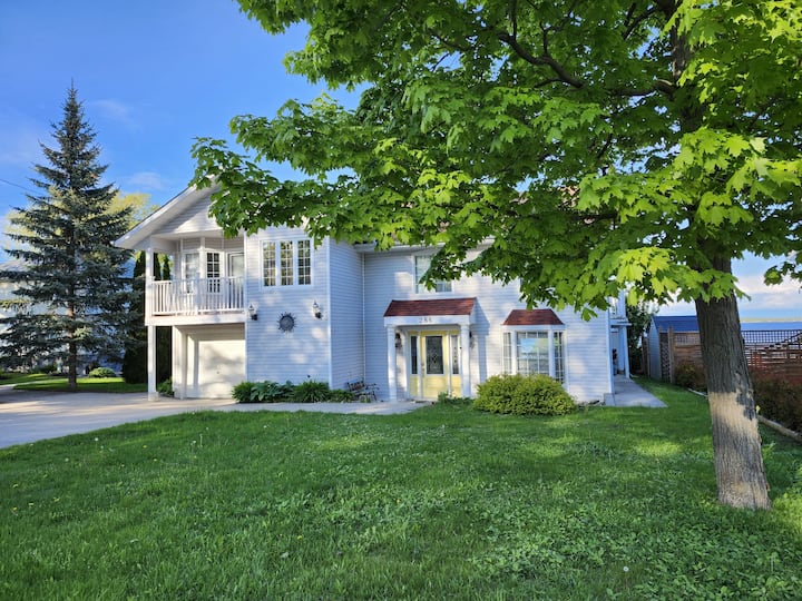 Lakeside Escape: Cottage Retreat - Midland