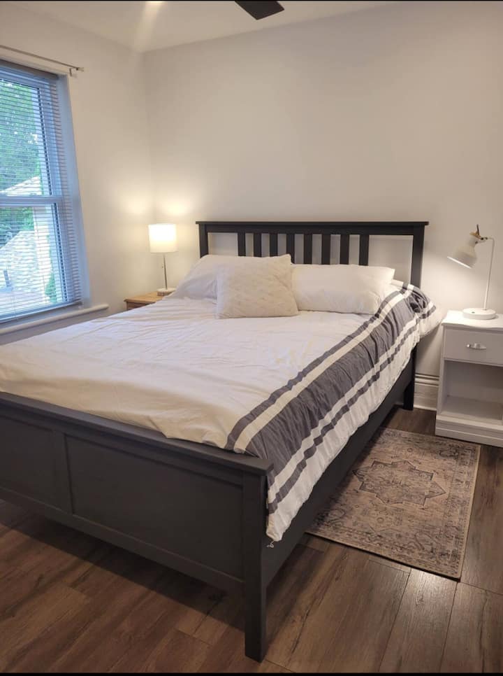 Bright & Cozy 2 Bdr / Near Dt - Peterborough, ON, Canada