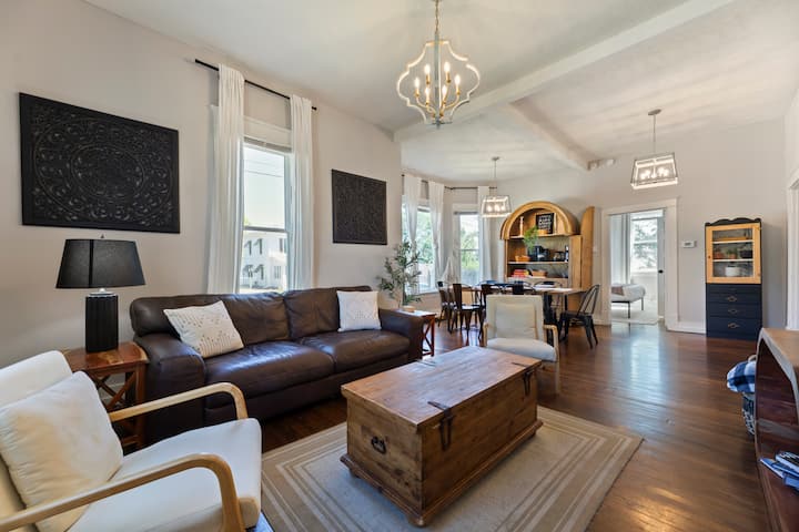 Chic 3br Near Benson | Fenced Yard | Pet Friendly - Omaha, NE