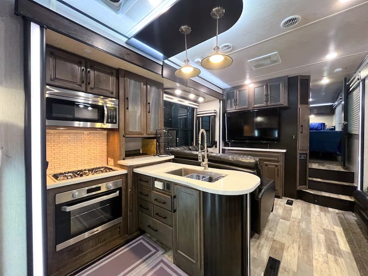 Luxurious Rv Living In A 1500 Sqft Barn-dominium ! - Apple Valley, CA