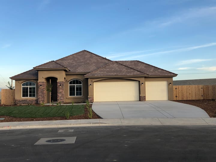 Sleep 10 + Dines 14 + Xl Yard - Bakersfield, CA