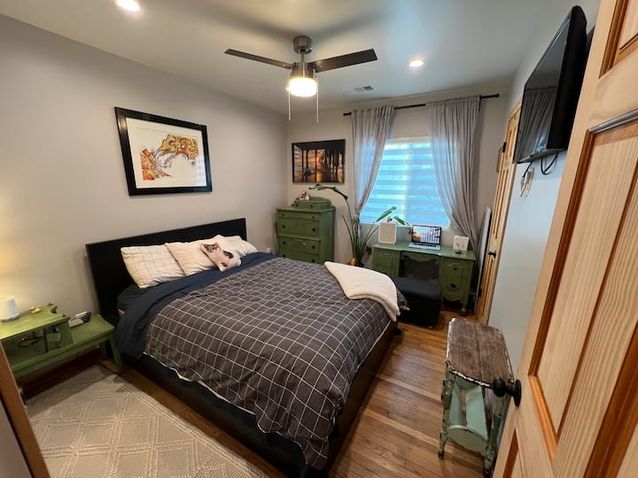 Cute Room In Cozy Home, On A Quiet Street! - Los Angeles, CA