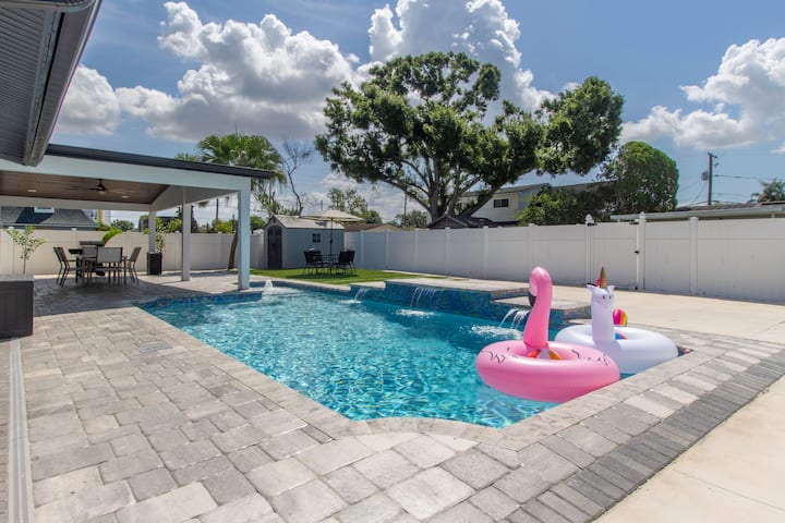 Relax & Unwind: Family-friendly Pool Home In Tampa - Tampa, FL
