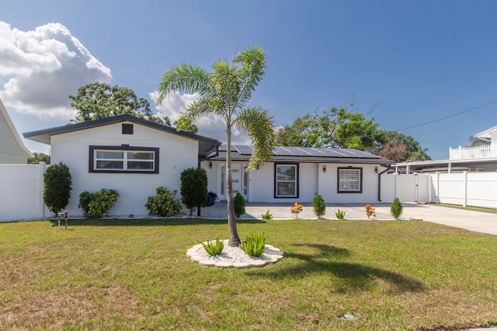 Relax & Unwind: Family-friendly Pool Home In Tampa - Tampa