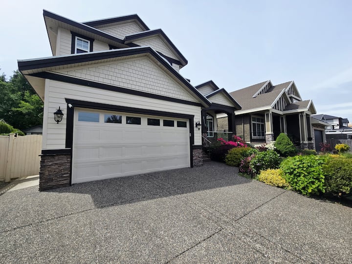 Stylish 4br Retreat Garden - White Rock