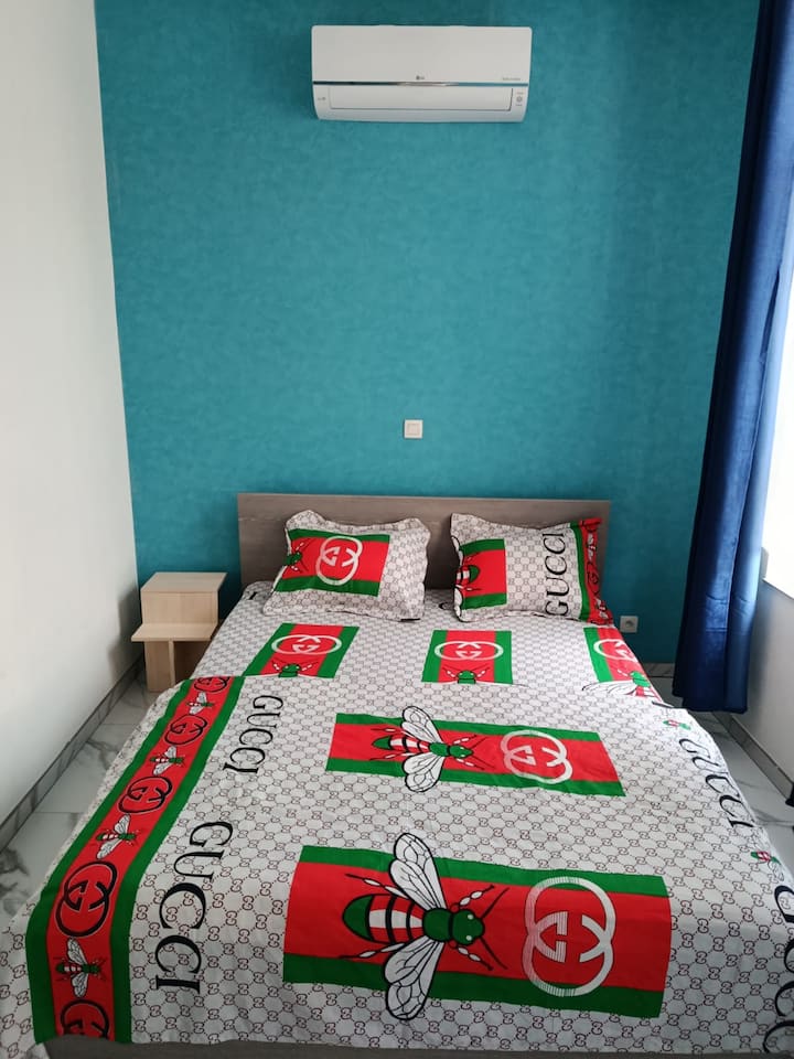 Chambre Um Nyobé : Sdb Privée + Table à Manger - Charleroi