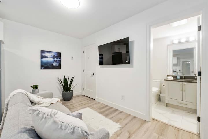 Charming Guest Suite Retreat - Surrey