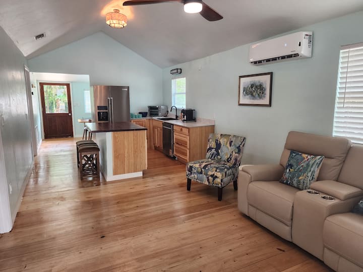 Hidden Gem Cottage - Cedar Key, FL