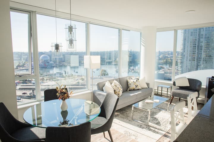 Bright 2br Condo| Prime Downtown - Vancouver