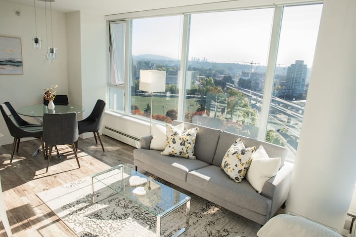 Bright 2br Condo| Prime Downtown - Vancouver
