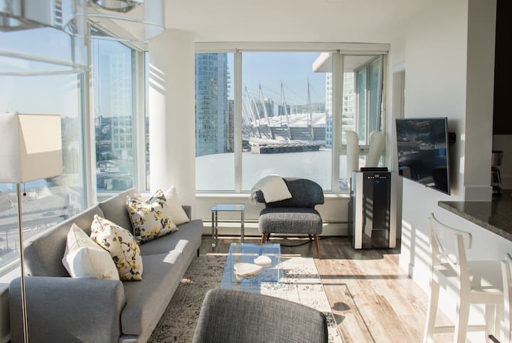 Bright 2br | Steps To Bc Place Stadium - Vancouver
