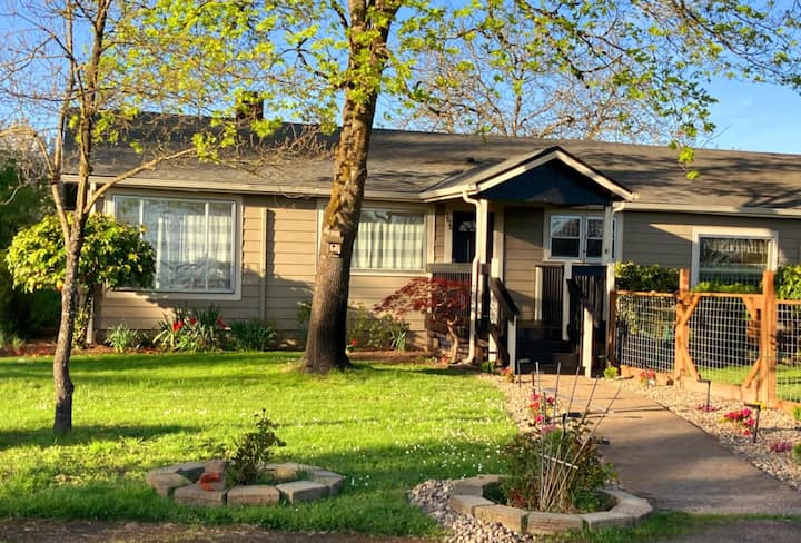 Charming 3 Bedroom Farmhouse - Sokol Blosser Winery, Dayton