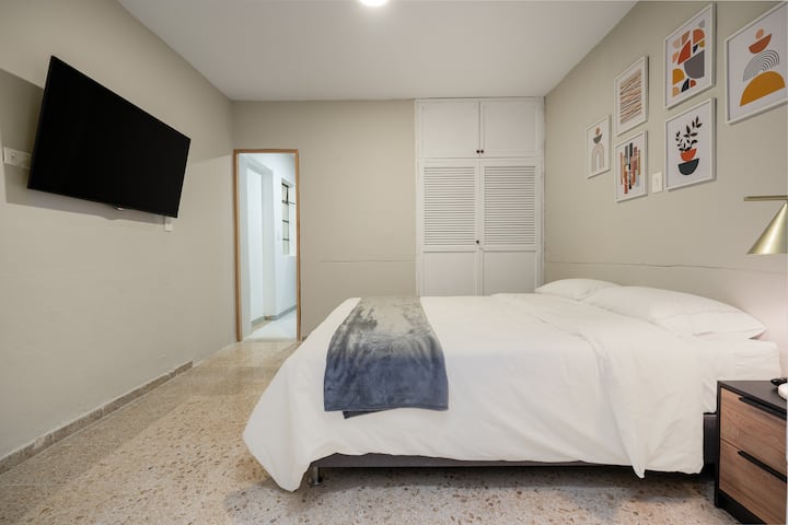 Clubhouse 8 Blocks From The Stadium - 
