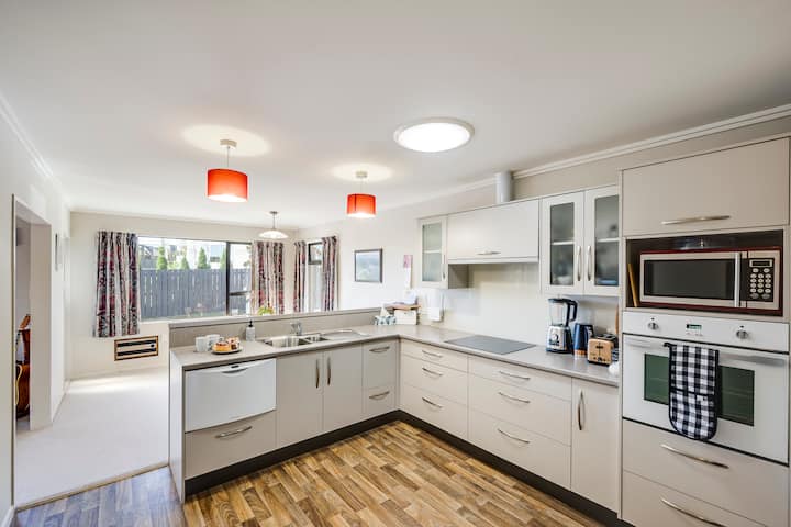 Village Close - Prime Location In Havelock North! - Havelock North