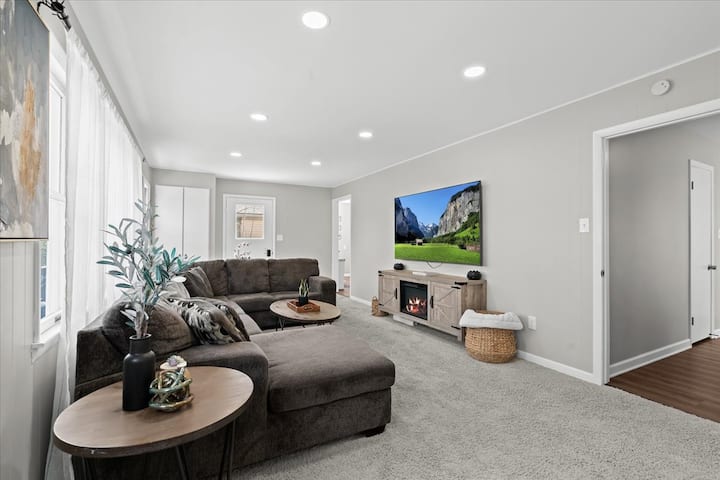 Lovely Updated 3 Br Home W/ Backyard | Sleeps 6 - Bloomfield Hills, MI