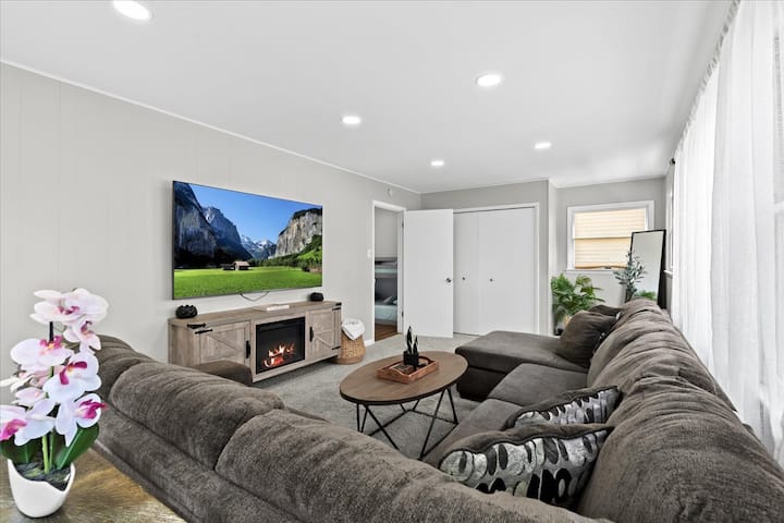 Royal Oak 3 Br Home W/ Backyard | Sleeps 6 - Troy, MI