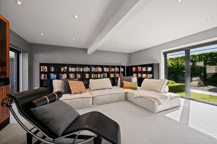 Modern Christchurch Stay • Spa & Comfort - Christchurch