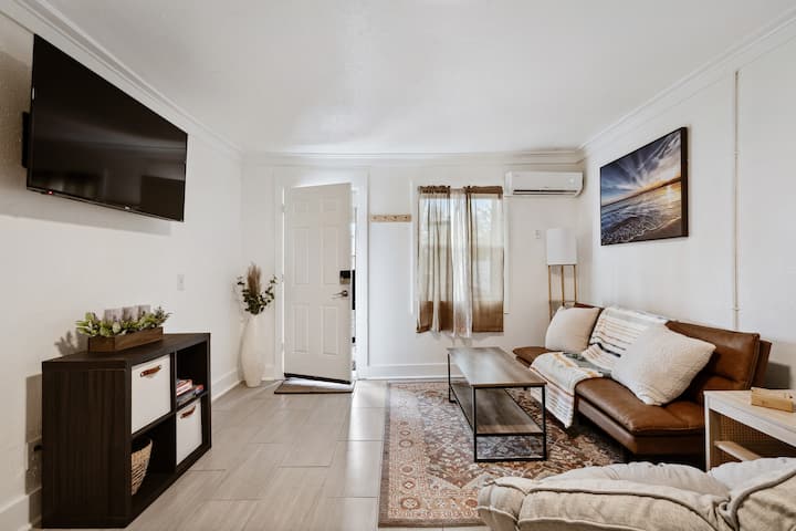 Cozy Guest Suite W/ Kitchen & Parking - Pensacola, FL