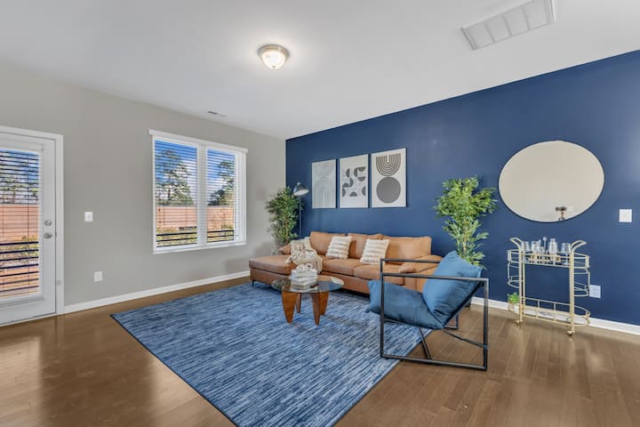 Upscale King 3br Townhouse—mins To Downtown! - Raleigh, NC